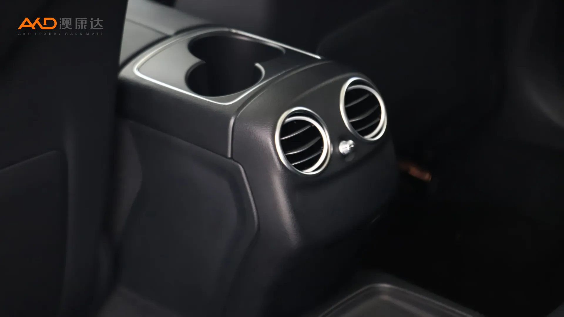 2017款奔驰E300L，黑色内饰、座椅、中控方向盘、仪表台图片3950145澳康达名车广场